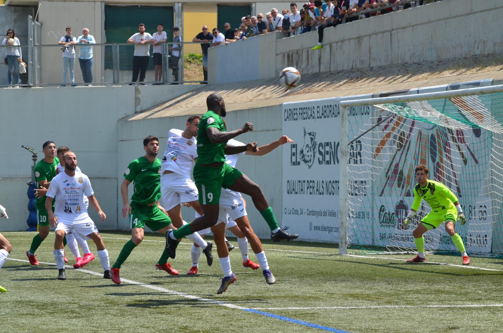 El Cerdanyola Futbol Club afronta dues finals per assegurar la permanència El Cerdanyola Futbol Club afronta dues finals per assegurar la permanència